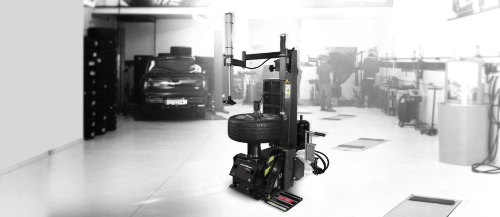 T7200 Center-Post Tire Changer | John Bean Canada